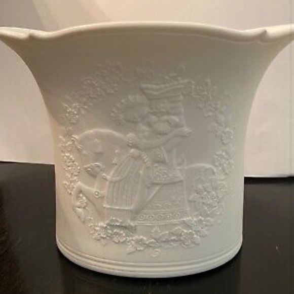 kaiser | Accents | Kaiser White Porcelain Bisque Vase With King Queen ...